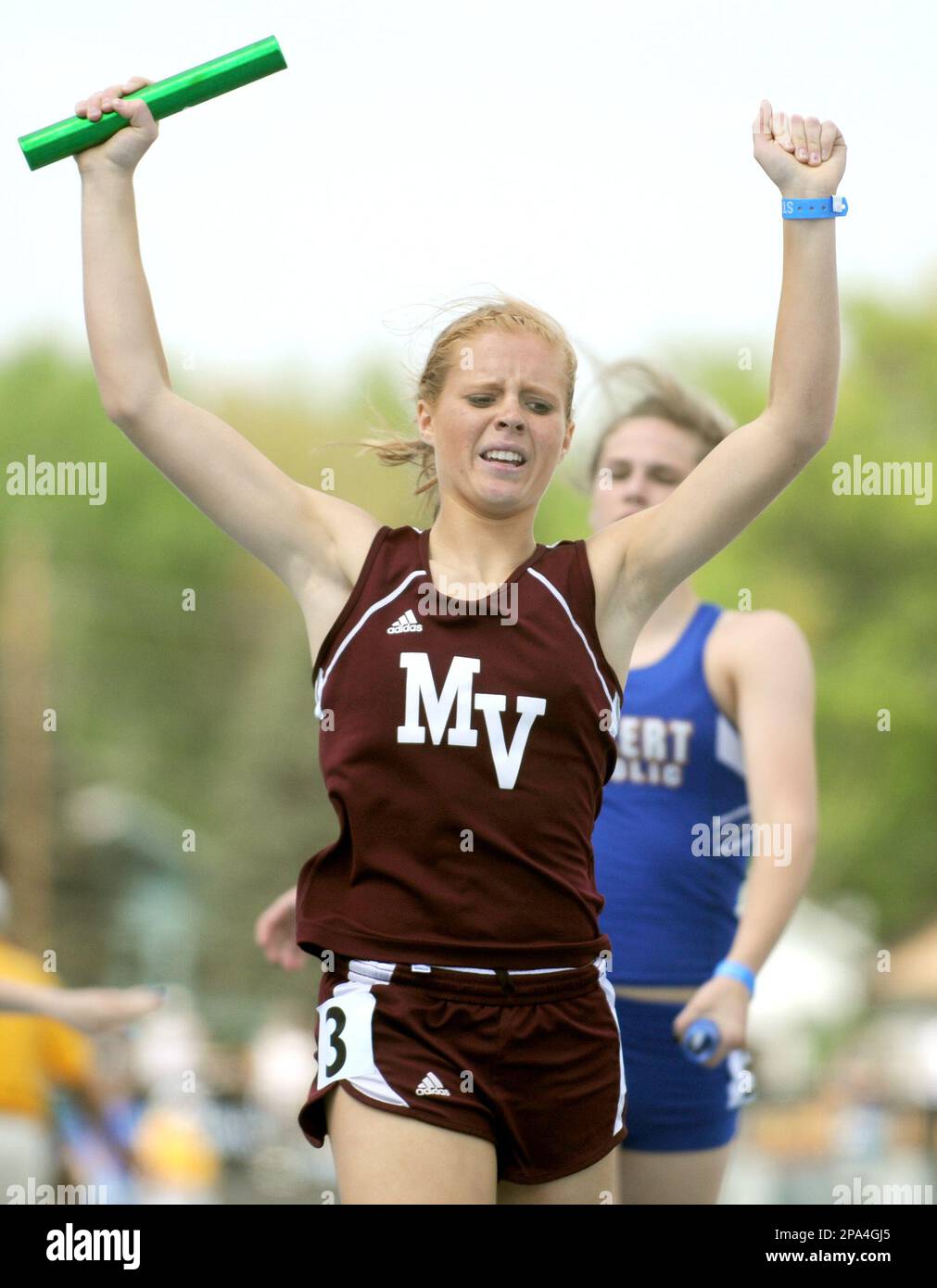Mount Vernon's Holly Salzbrenner reacts after anchoring their team to ...