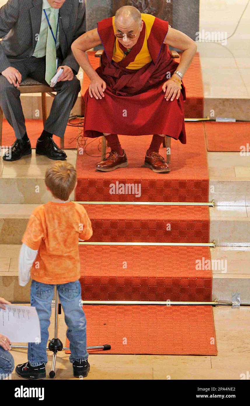 Der Dalai Lama lauscht am Freitag 16. Mai 2008, einem Kind in einer ...