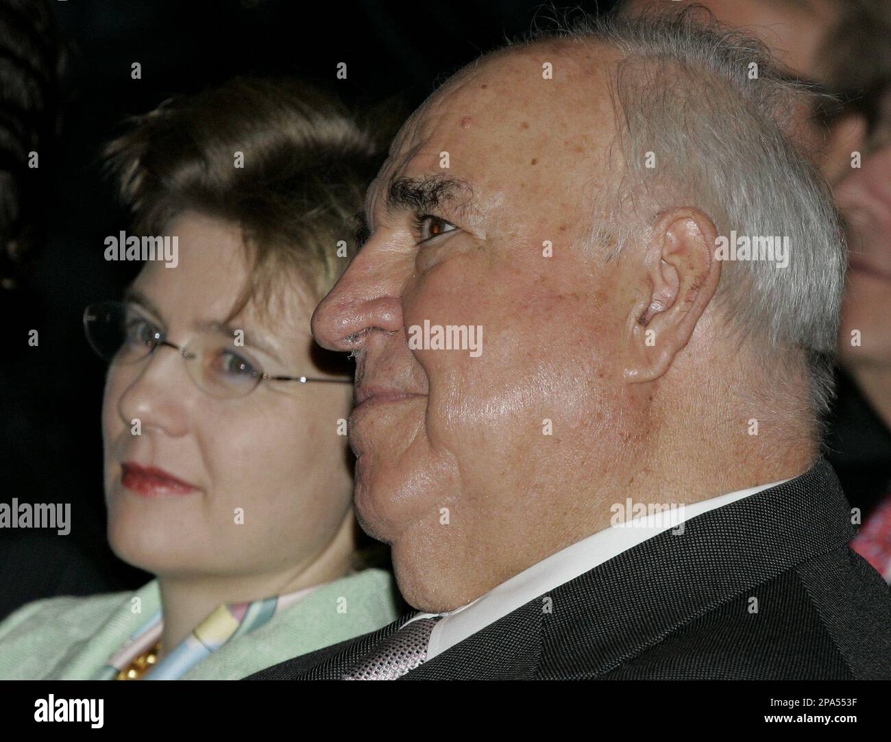** ARCHIV ** Der ehemalige Bundeskanzler Helmut Kohl, rechts, sitzt mit ...