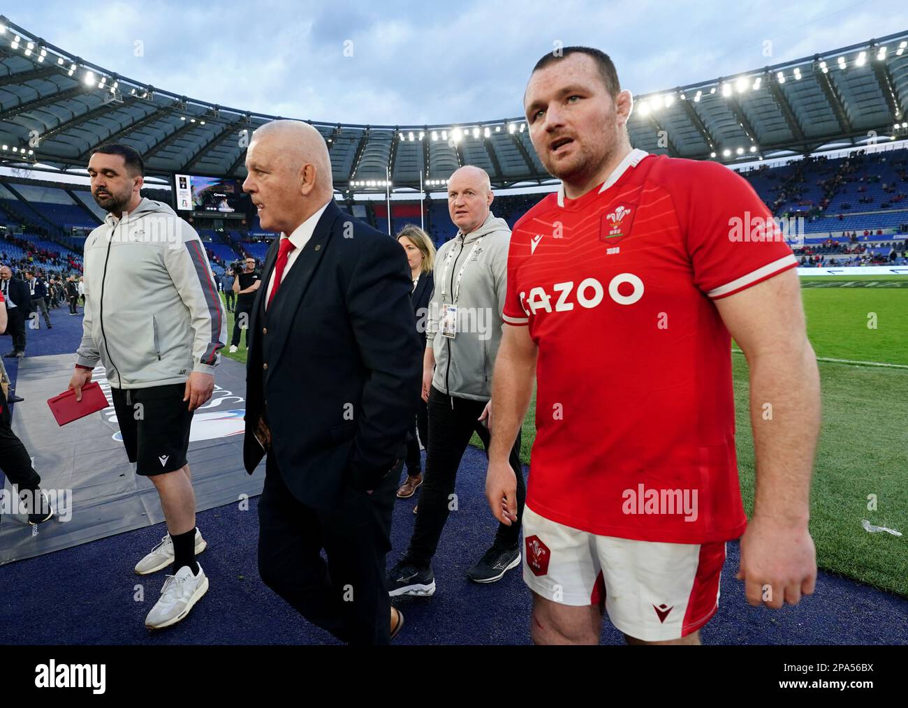 Wales Cheftrainer Warren Gatland (Zentrum) und Wales' Ken Owens ...