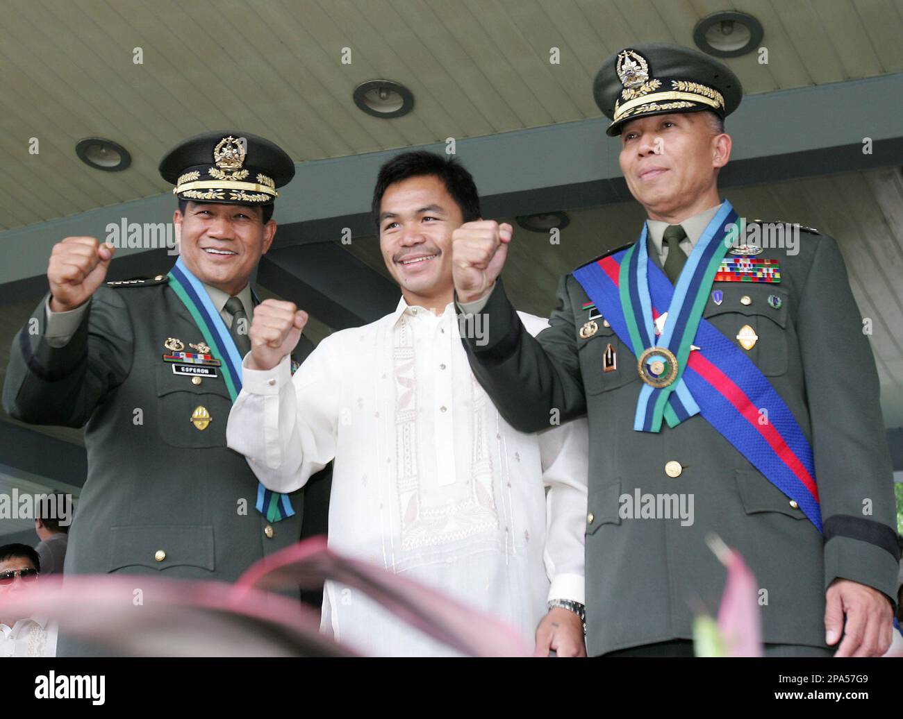 Filipino boxing great Manny Pacquaio, center, poses with outgoing ...