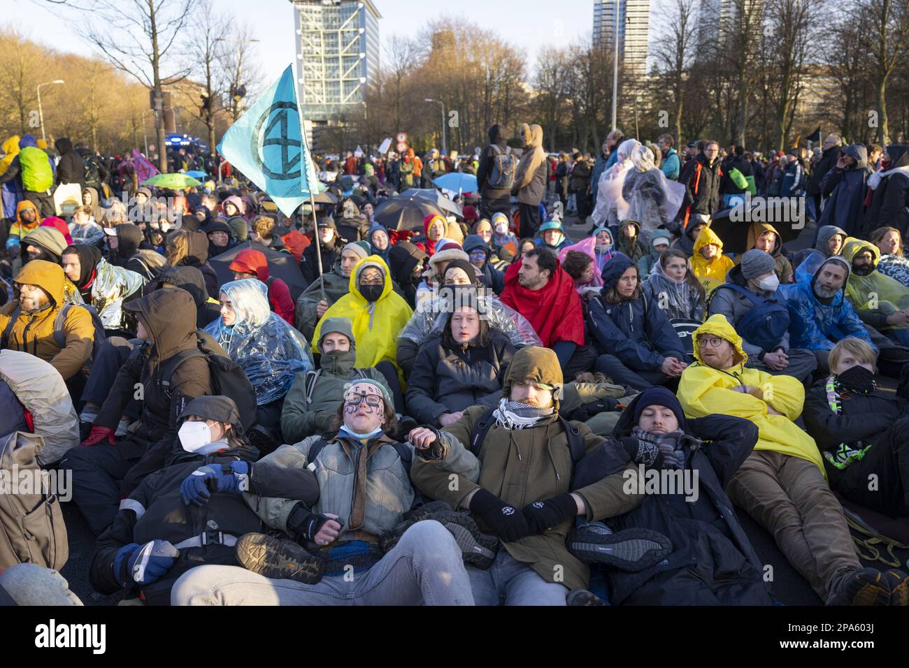 DEN HAAG - Extinction Rebellion (XR) Klimaaktivisten am Eingang zum ...