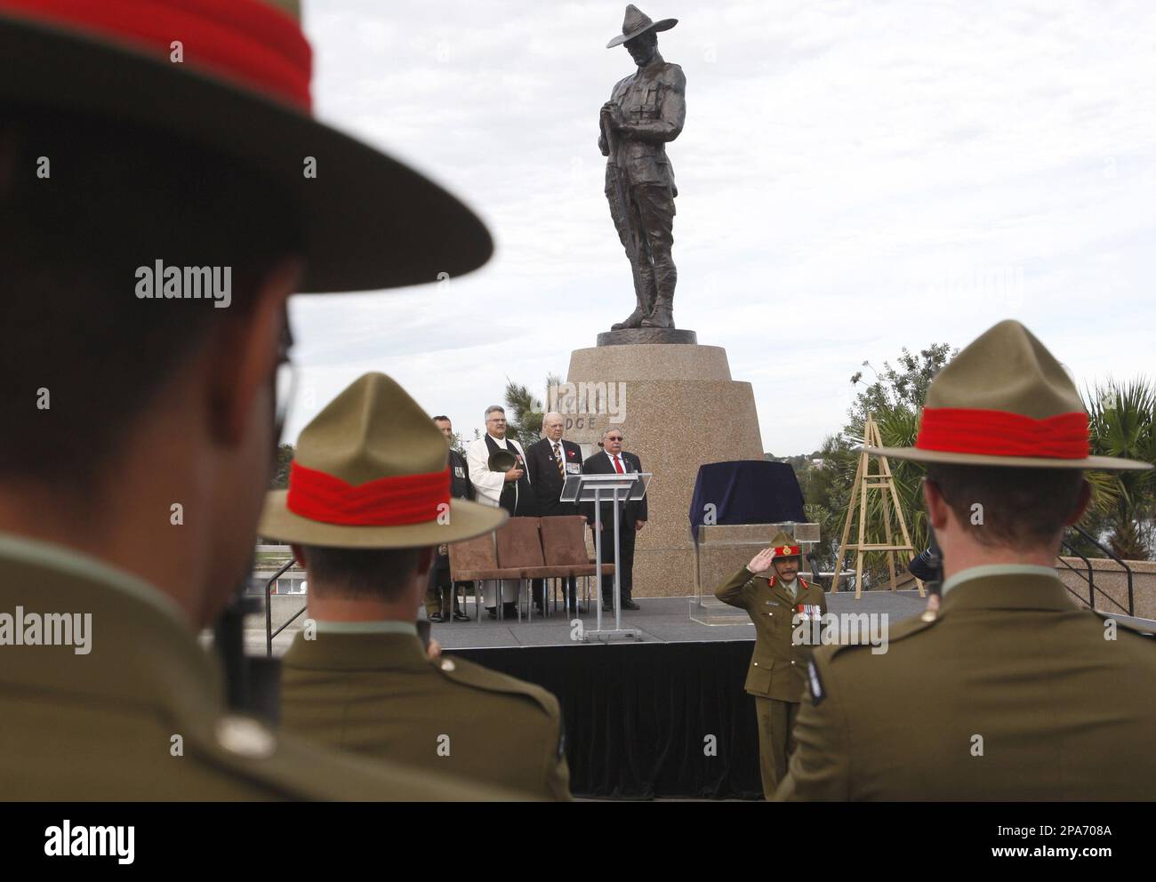 New Zealand soldiers salute New Zealand Chief of the Defense Force Lt ...