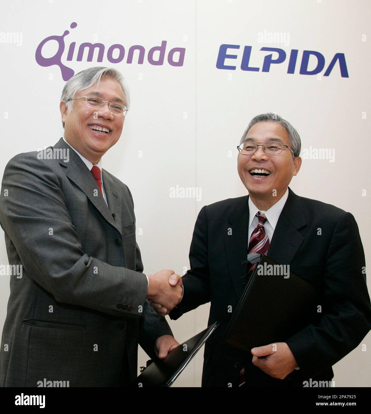 Kin Wah Loh, President and CEO of Qimonda AG, left, and Yukio Sakamoto ...