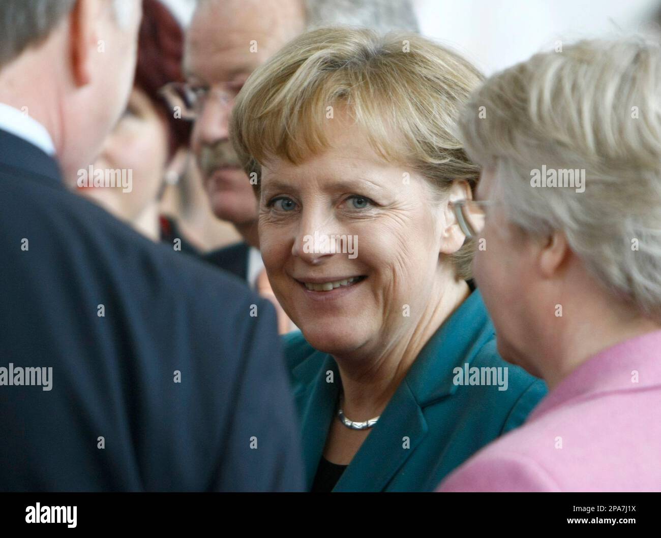 Bundeskanzlerin Angela Merkel laechelt am Montag, 21. April 2008 ...