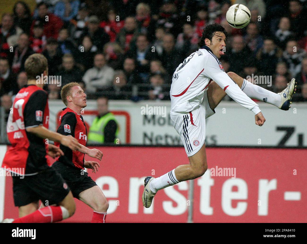 Frankfurt's Marco Russ, left, and Patrick Ochs, center, watch Munich's ...