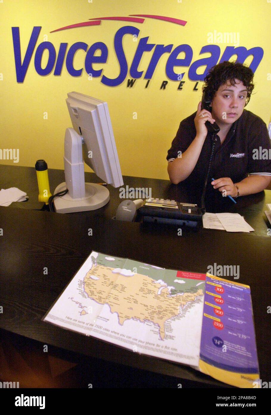 ** ARCHIV ** VoiceStream Verkaeuferin Amy Pelletieri telefoniert am 24 ...