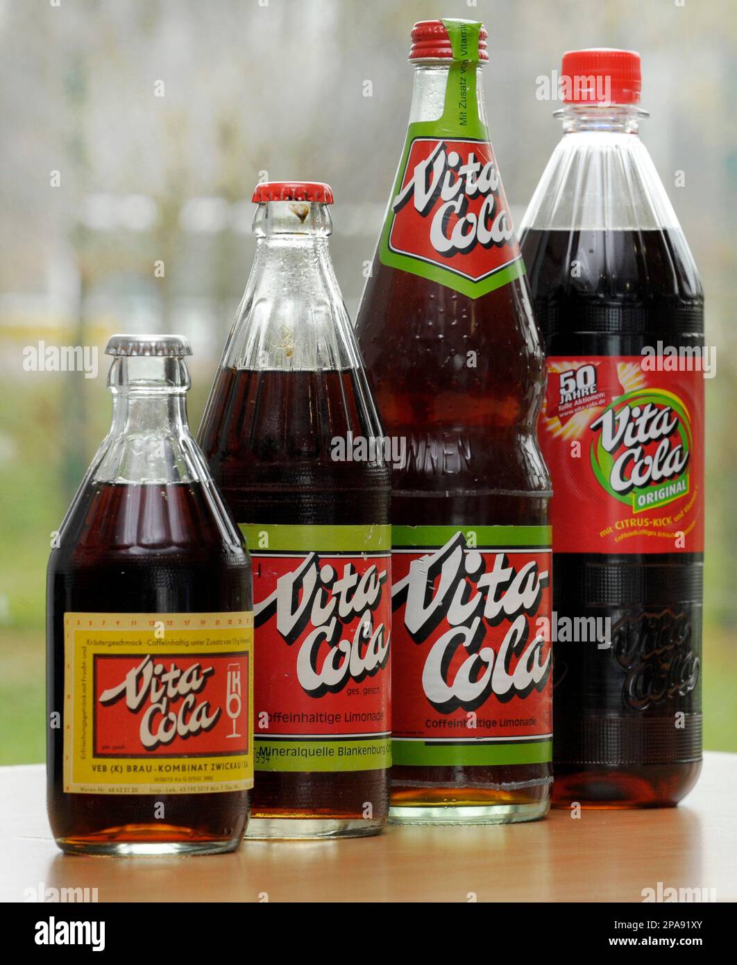 Muster verschiedener Vita-Cola-Flaschen seit Produktionsbeginn stehen ...