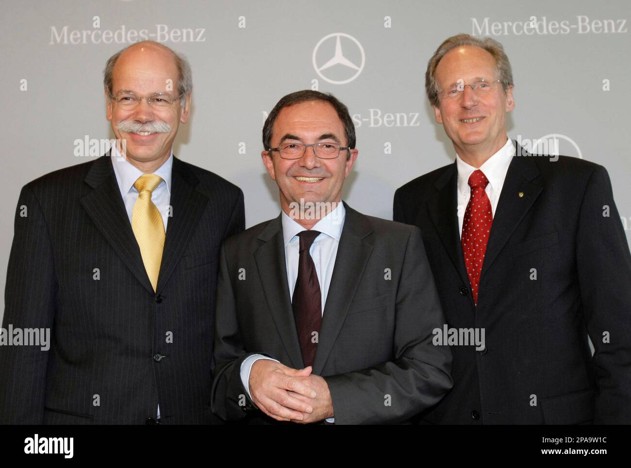 Dieter Zetsche, links, Vorstandsvorsitzender der Daimler AG, Stuttgarts ...
