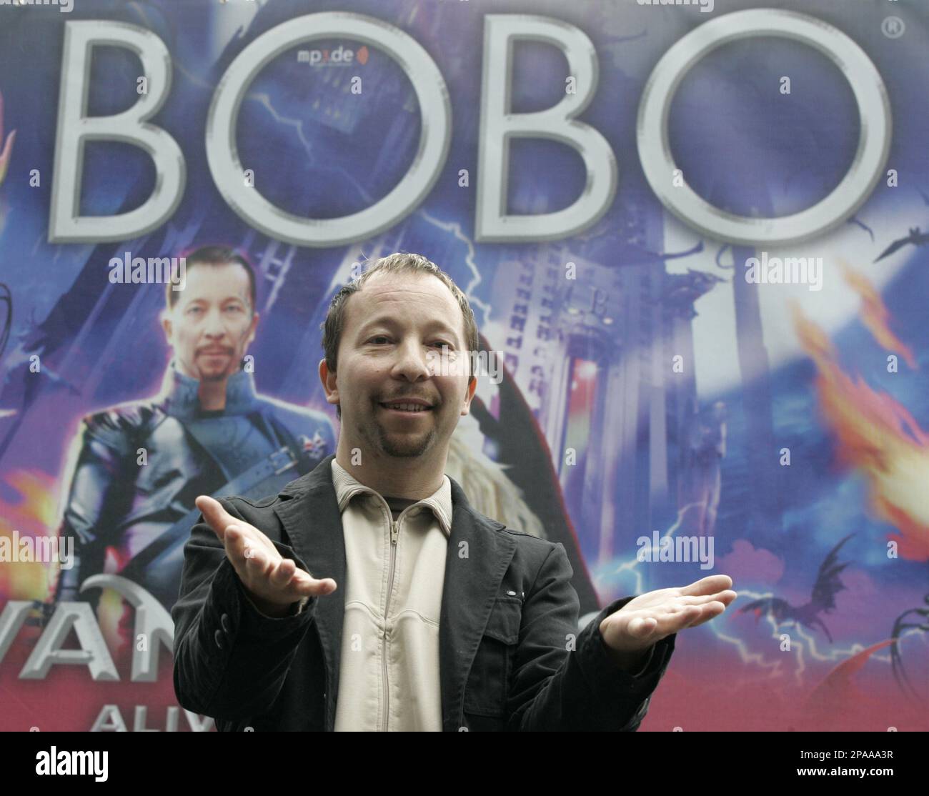 Der Schweizer Popsaenger DJ Bobo posiert am Donnerstag, 27. Maerz 2008 ...