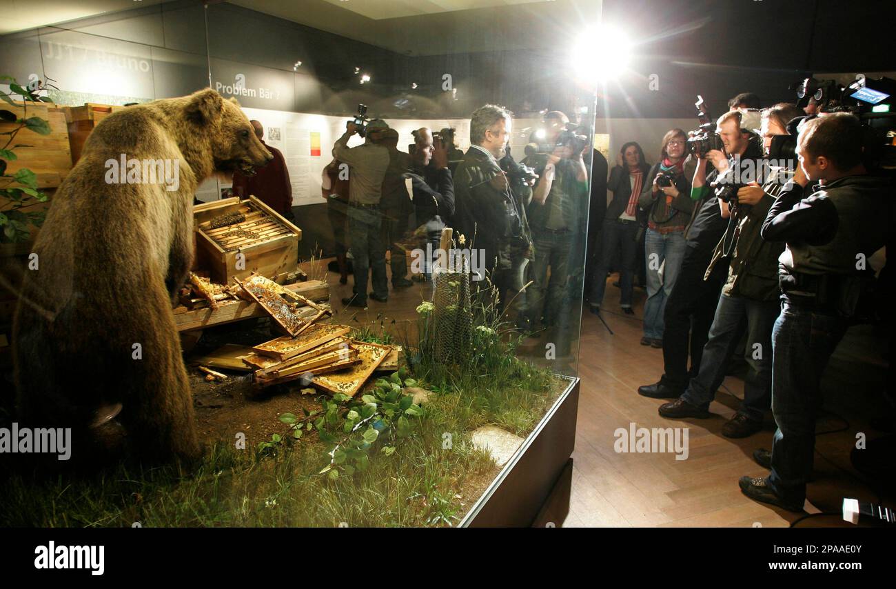 Journalisten stehen am Mittwoch, 26. Maerz 2008, neben einer Vitrine ...