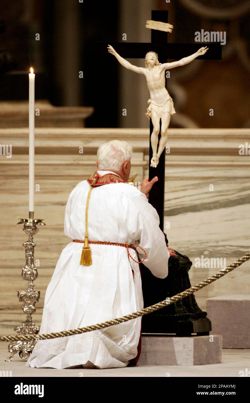 Pope Benedict XVI celebrates a Mass for the unveiling and adoration of ...