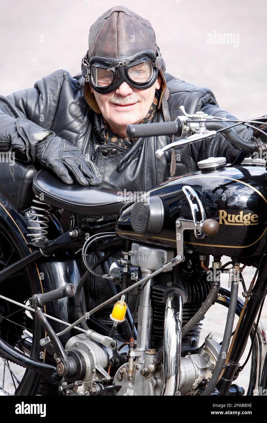 Motorradfahrer Bernd Koester sitzt am Dienstag, 18. Maerz 2008, vor der ...