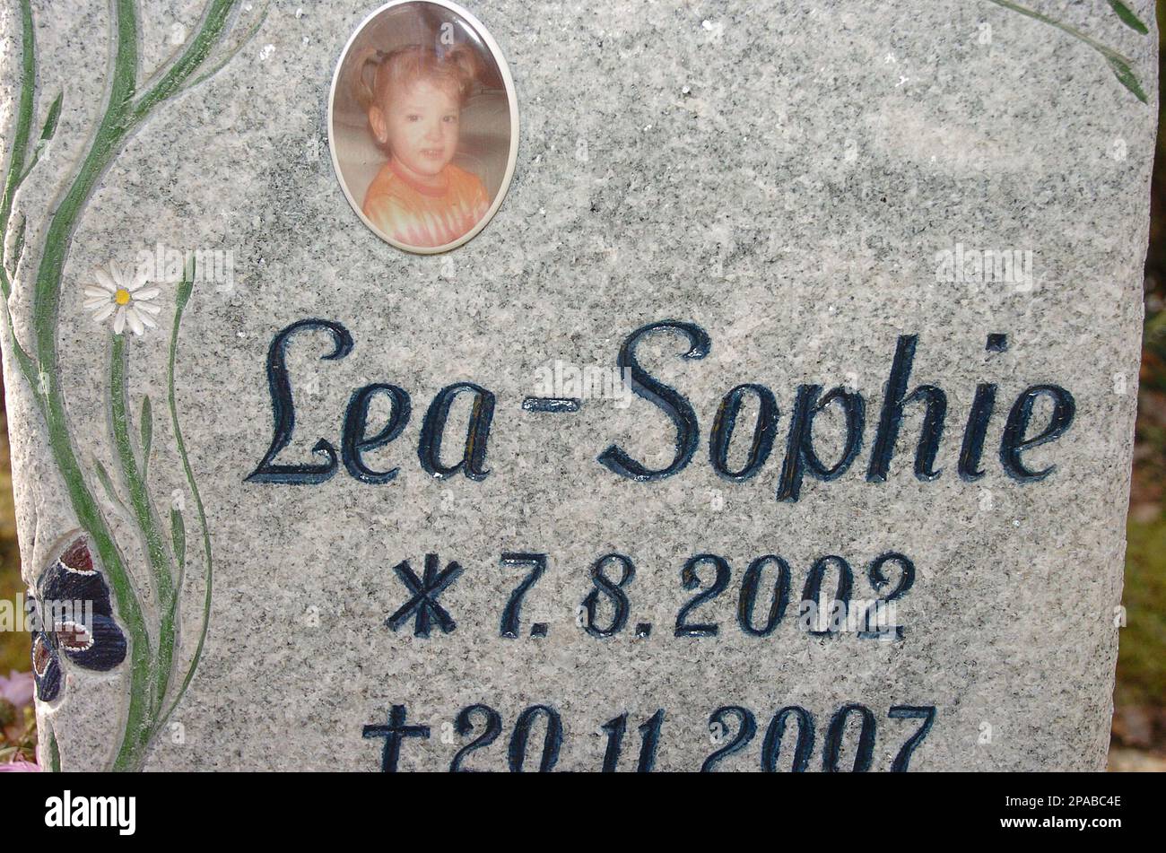 Auf dem Grab der fuenfjahrigen Lea-Sophie auf dem Waldfriedhof in ...