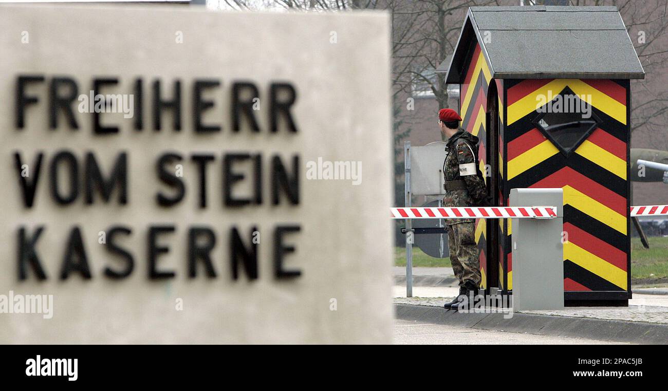 ** ARCHIV ** Ein Posten bewacht am 16. Maerz 2007 die Freiherr-vom ...