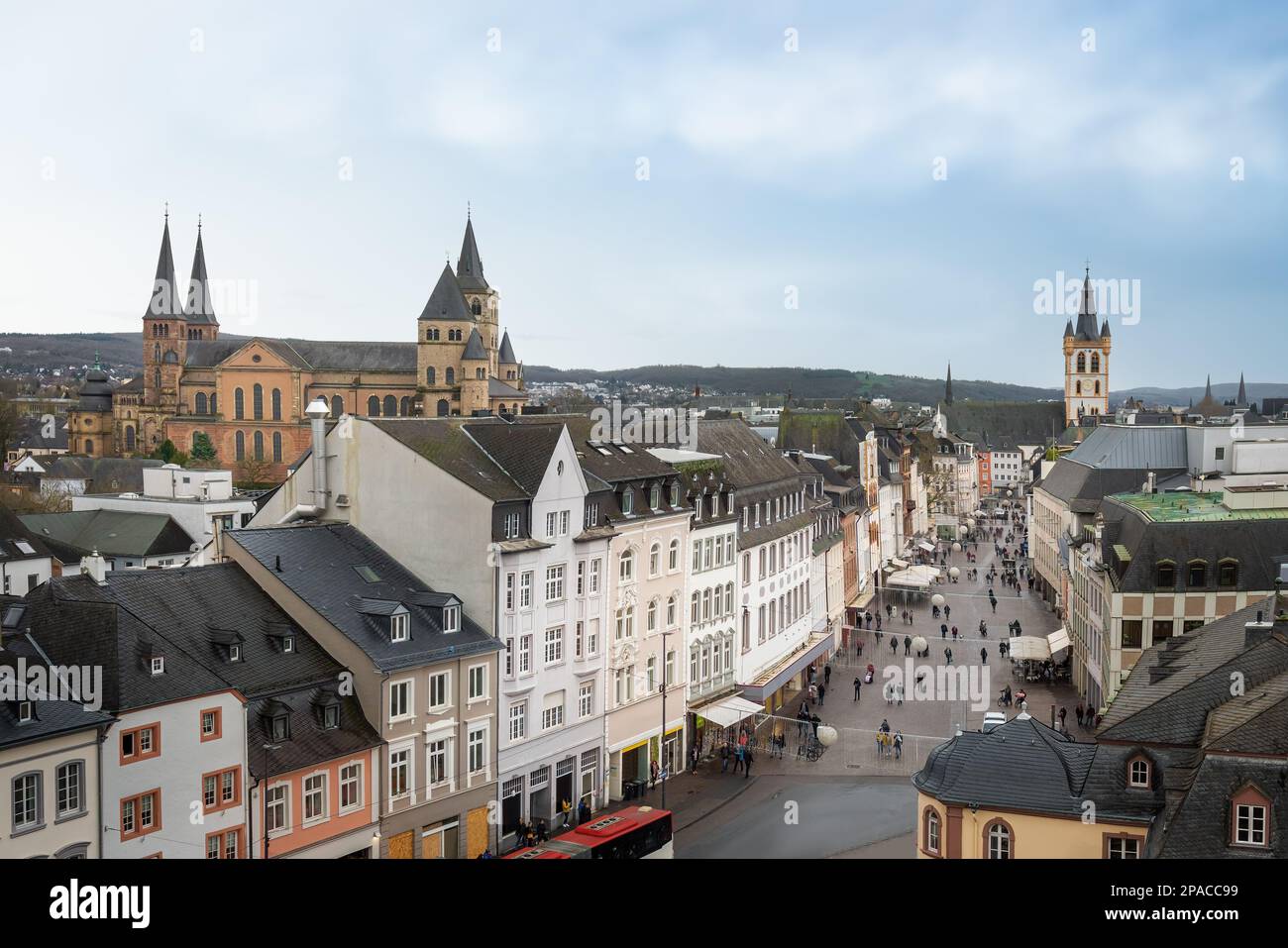 Blick aus der Vogelperspektive auf die Simeonstraße mit der Kathedrale ...