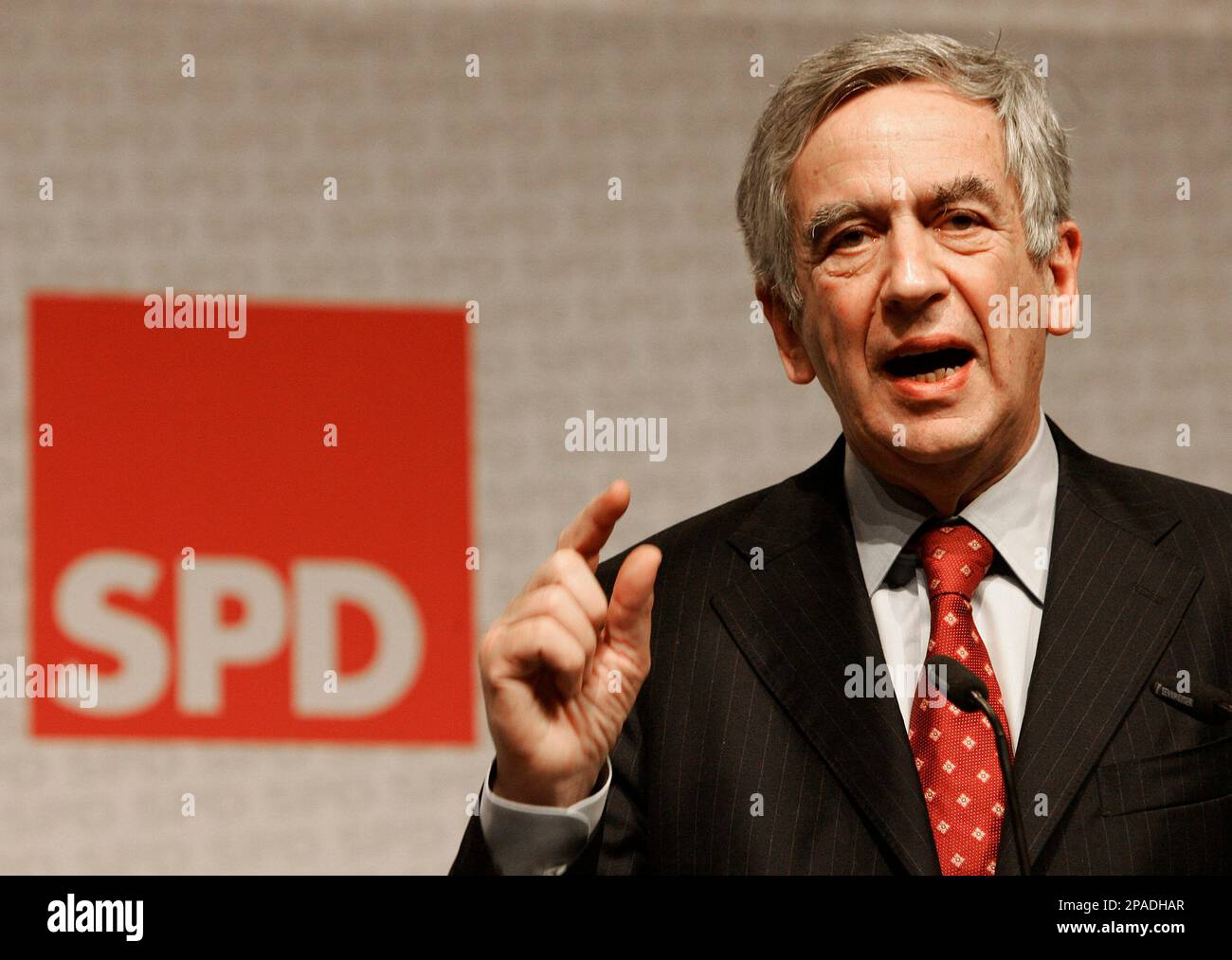 ** ARCHIV ** Der SPD Spitzenkandidat Michael Naumann gestikuliert am 18 ...