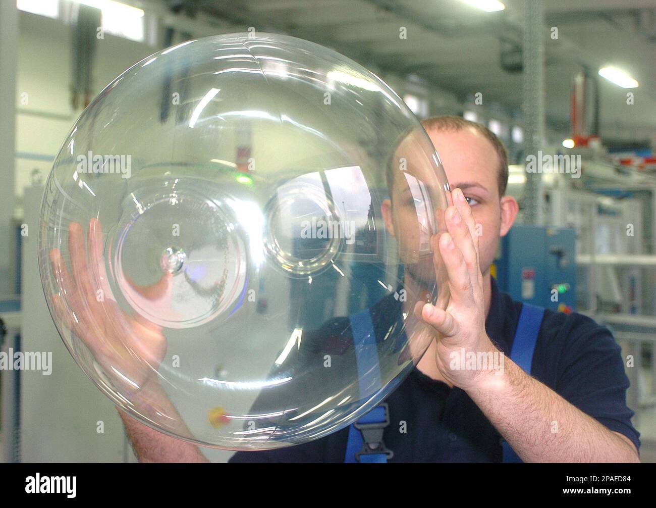 In der Produktionshalle der Schoeller Arca Systems GmbH in Schwerin ...