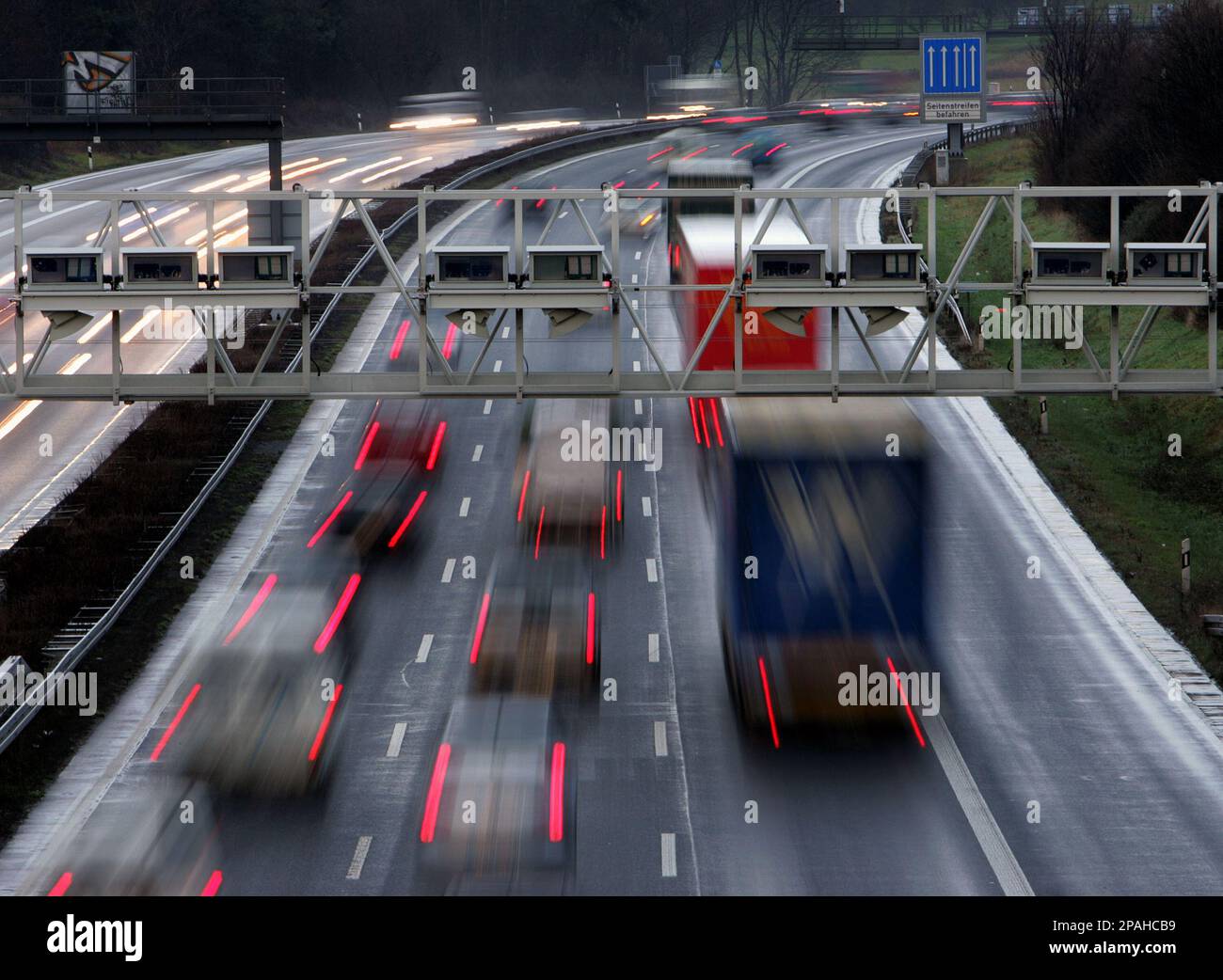 ** ARCHIV ** Autos fahren am 8. Januar 2007 unter Messgeraeten zur ...