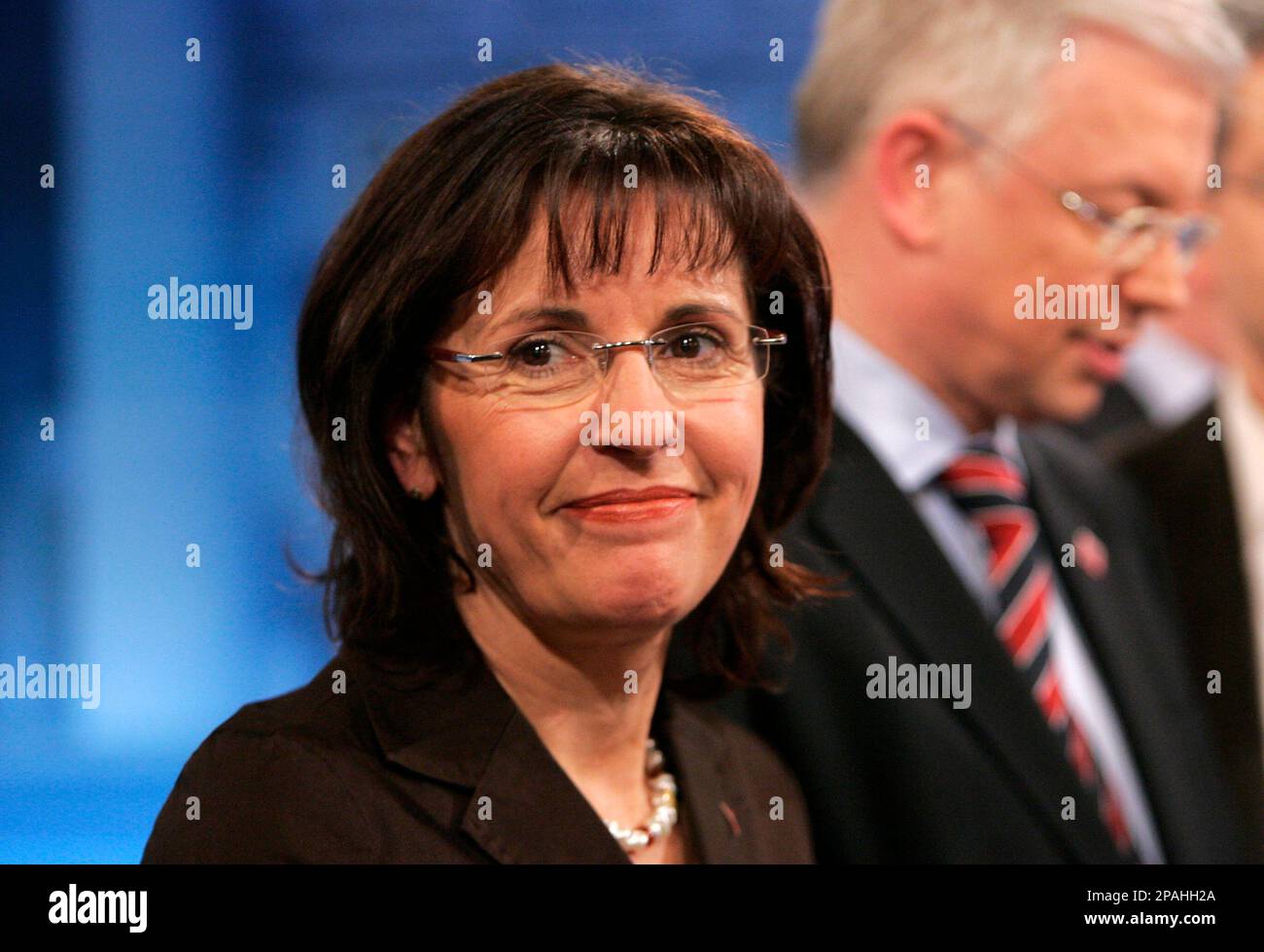 Hessens Ministerpraesident Roland Koch, rechts, und seine SPD ...
