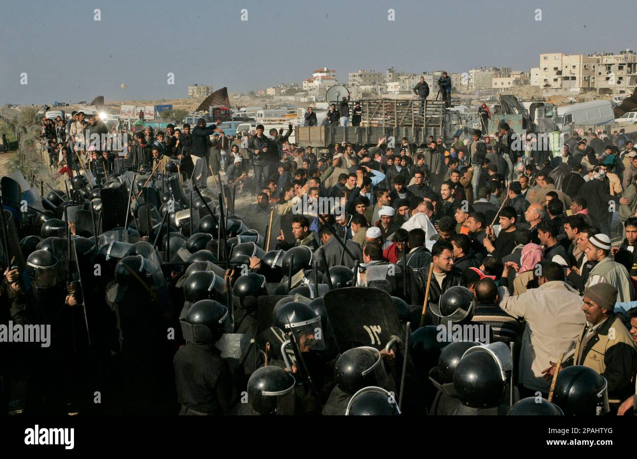 Egyptian border guards and riot police officers clash with Palestinians ...