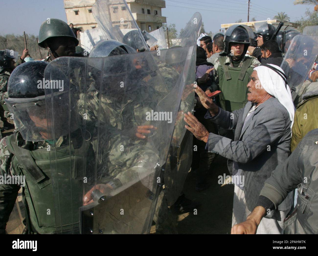 Egyptian border guards and riot police officers clash with Palestinians ...