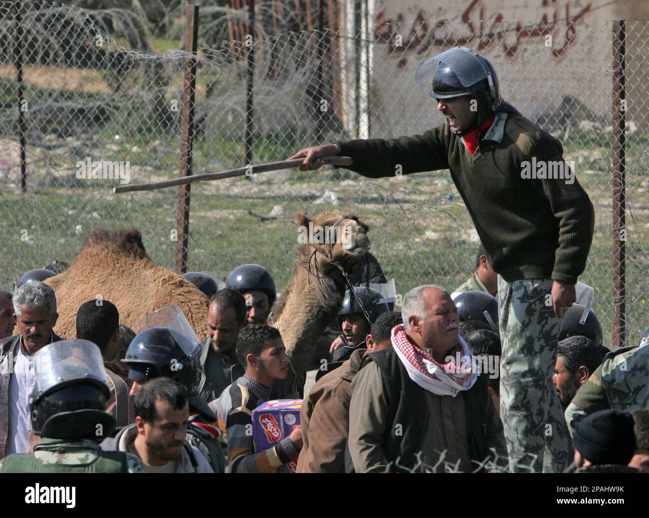 Egyptian border guards and riot police officers clash with Palestinians ...