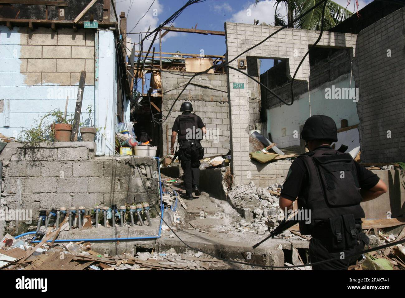 Philippine National Police SWAT members prepare to search for a slum ...