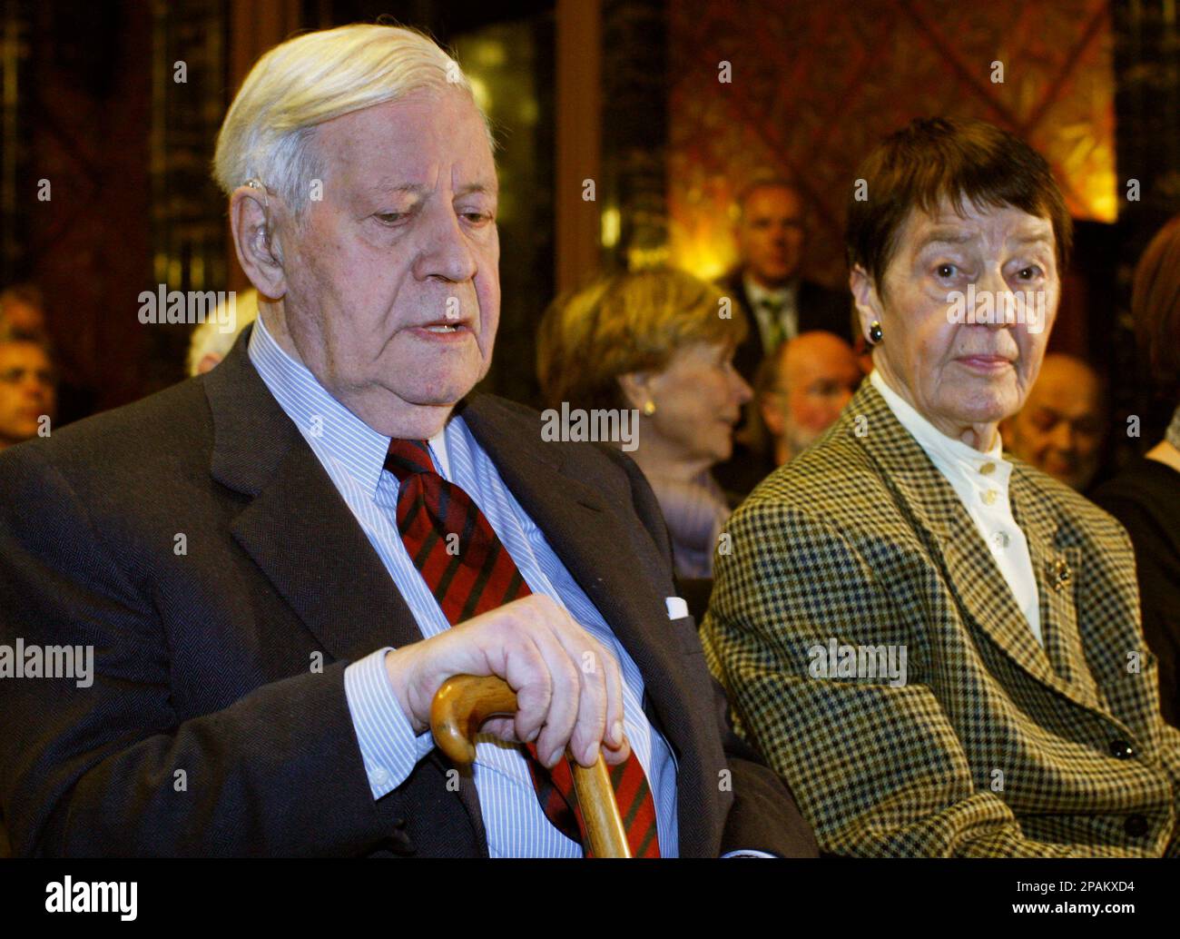 **ARCHIV**Der ehemalige Bundeskanzler Helmut Schmidt, links, und seine ...