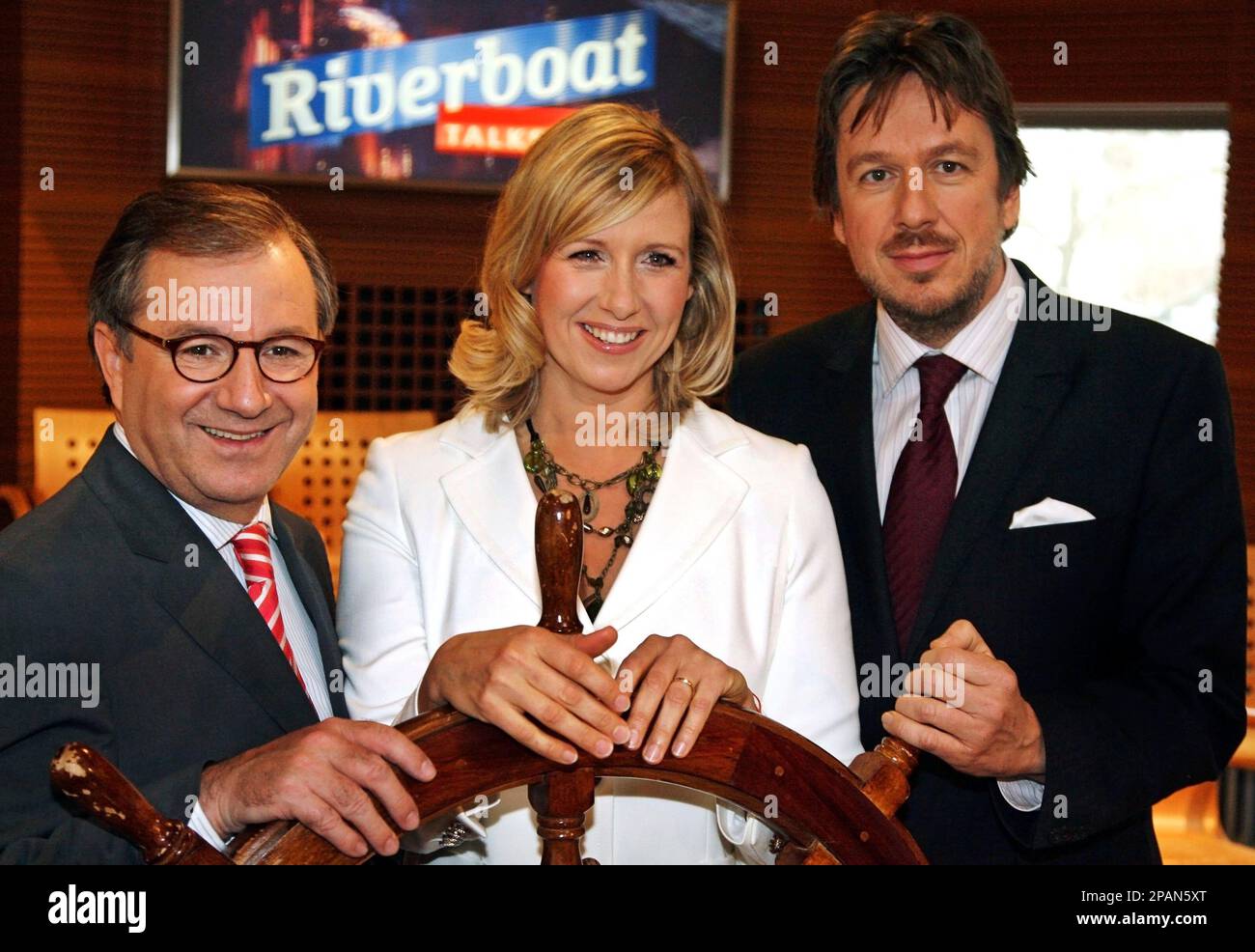 ** ARCHIV ** Das Moderatoren-Team der MDR-Talkshow "Riverboat" Jan ...