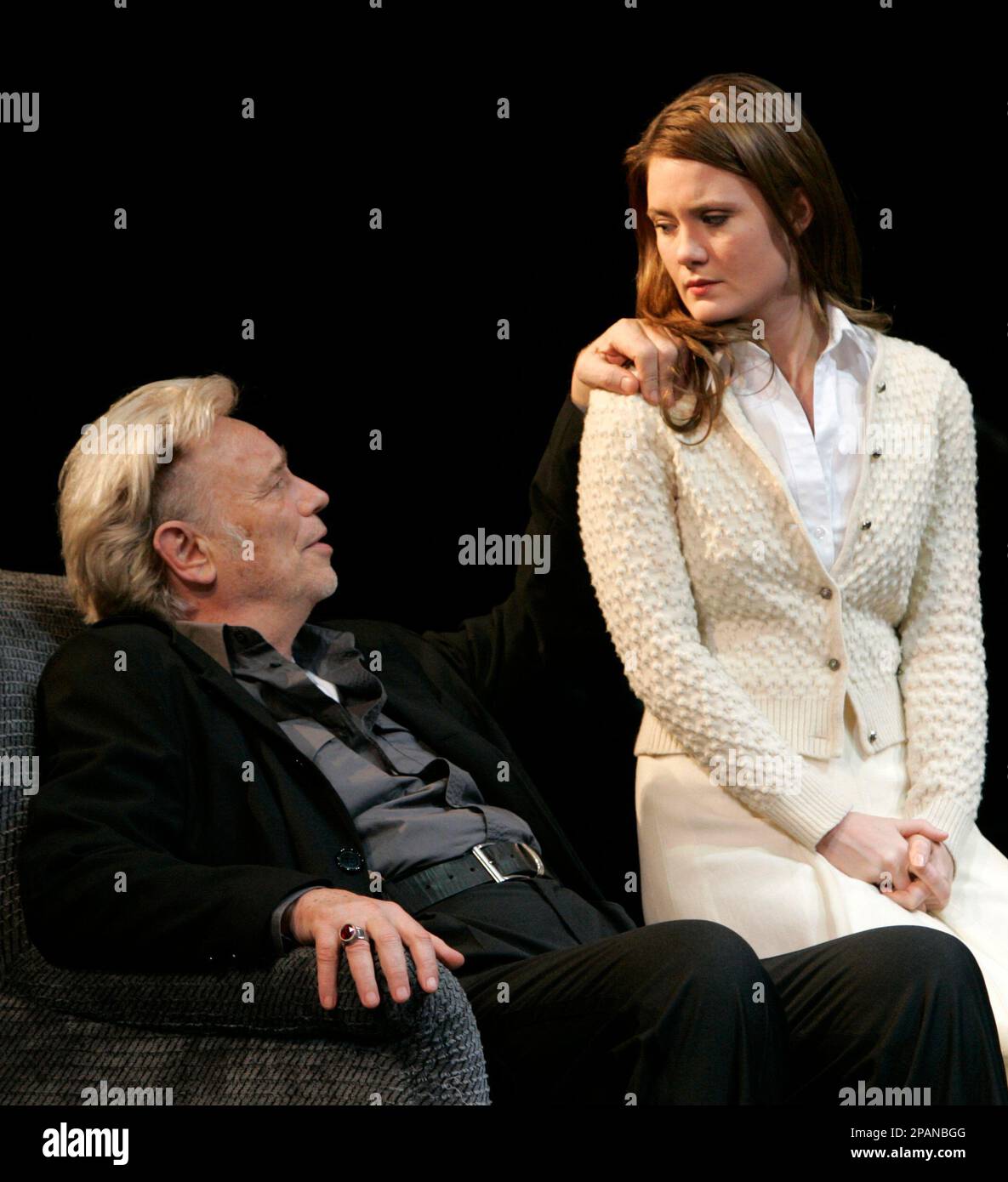 Gert Voss in der Rolle des Wallenstein und Pauline Knof als Thekla, von ...