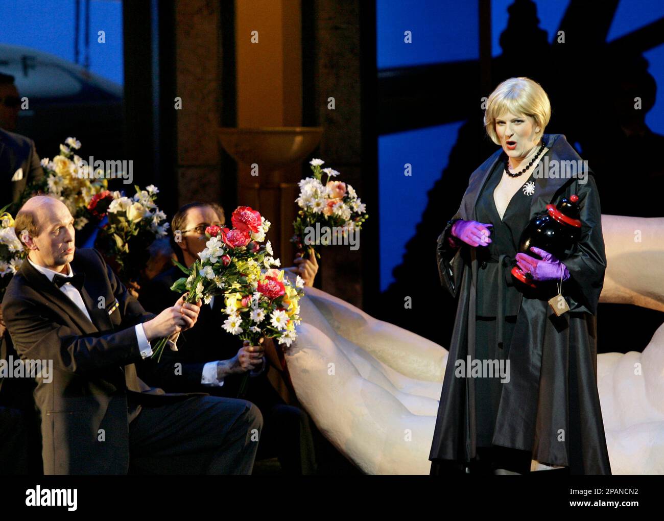 Petra-Maria Schnitzer, rechts, singt am Dienstag, 18. Dezember 2007, in ...