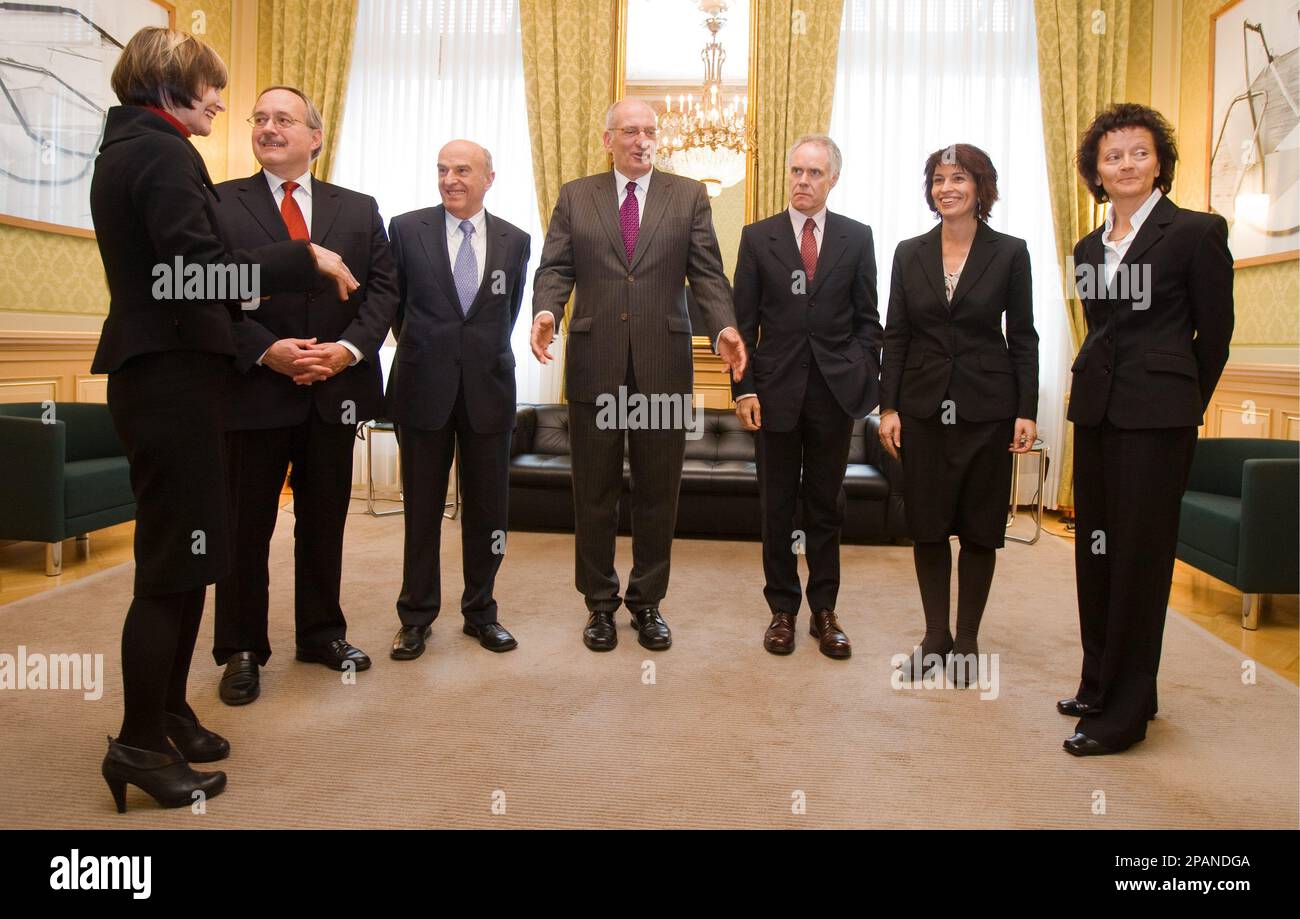 Der Schweizerische Bundesrat, von links, Micheline Calmy-Rey, Samuel ...