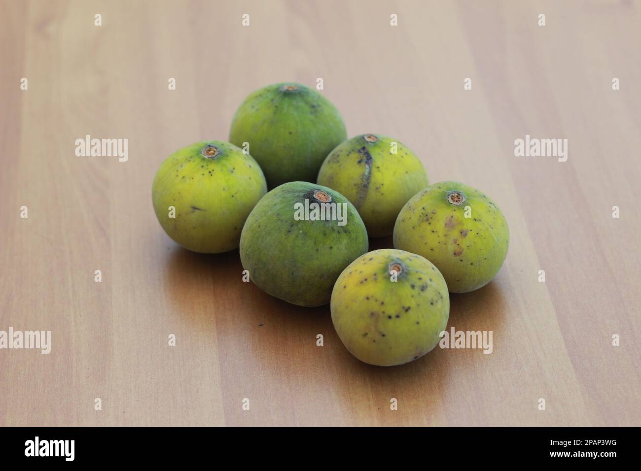 Grünlich-gelbe Harfenfrucht, isoliert auf dem Geldtisch, hat süßen und ...