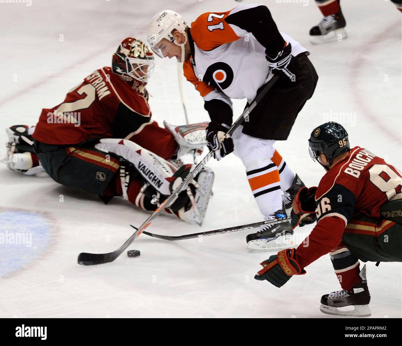 Philadelphia Flyers center Jeff Carter, center, takes the puck between ...