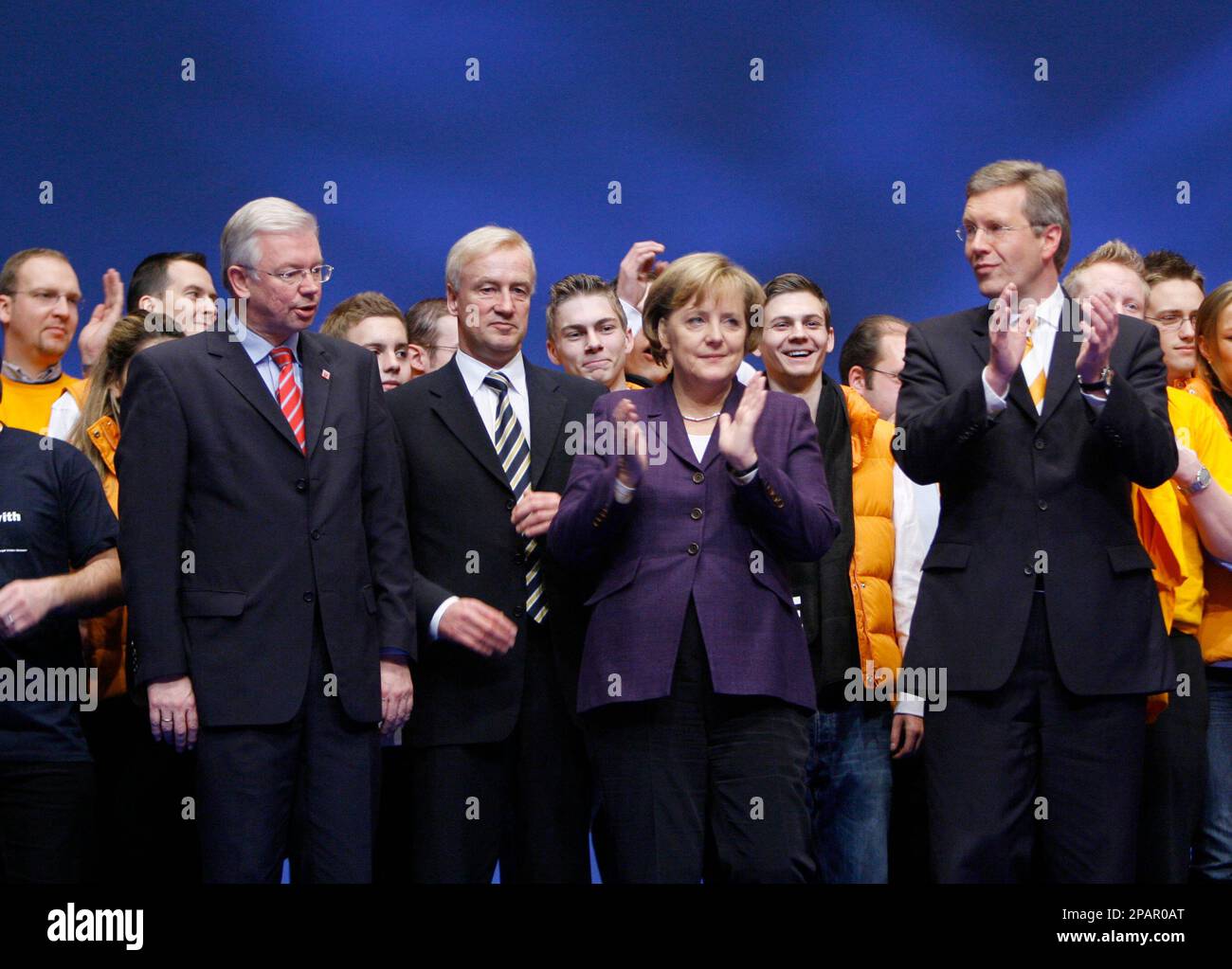 Bundeskanzlerin Angela Merkel, zweite von rechts, applaudiert am ...