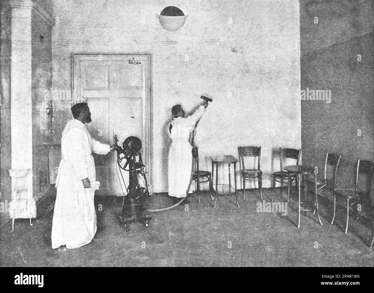 Inhalation von Meersalzstaub, der sich an Wänden und Boden eines ...