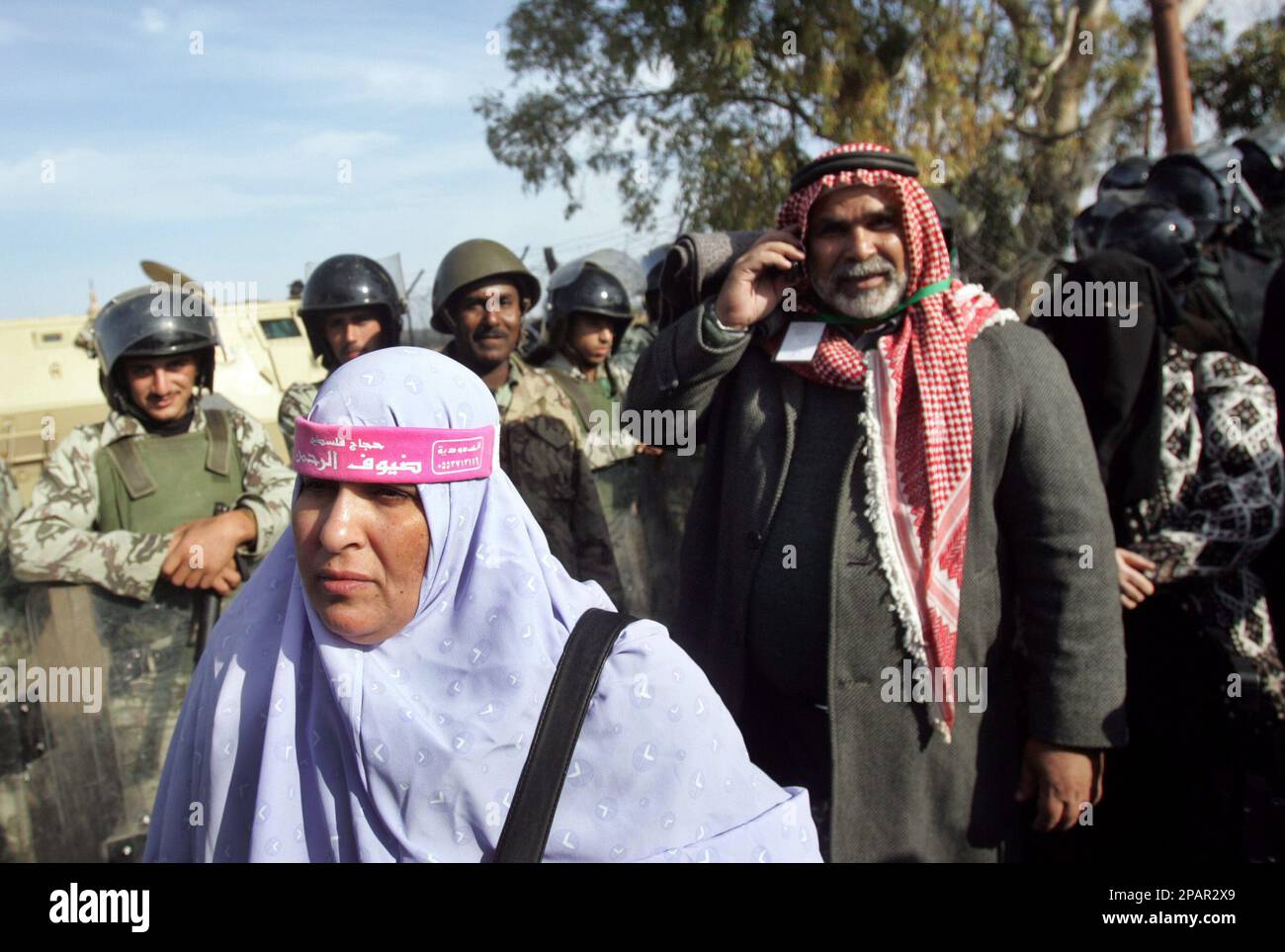 Egyptian riot police officers stand guard as Palestinian Muslim ...