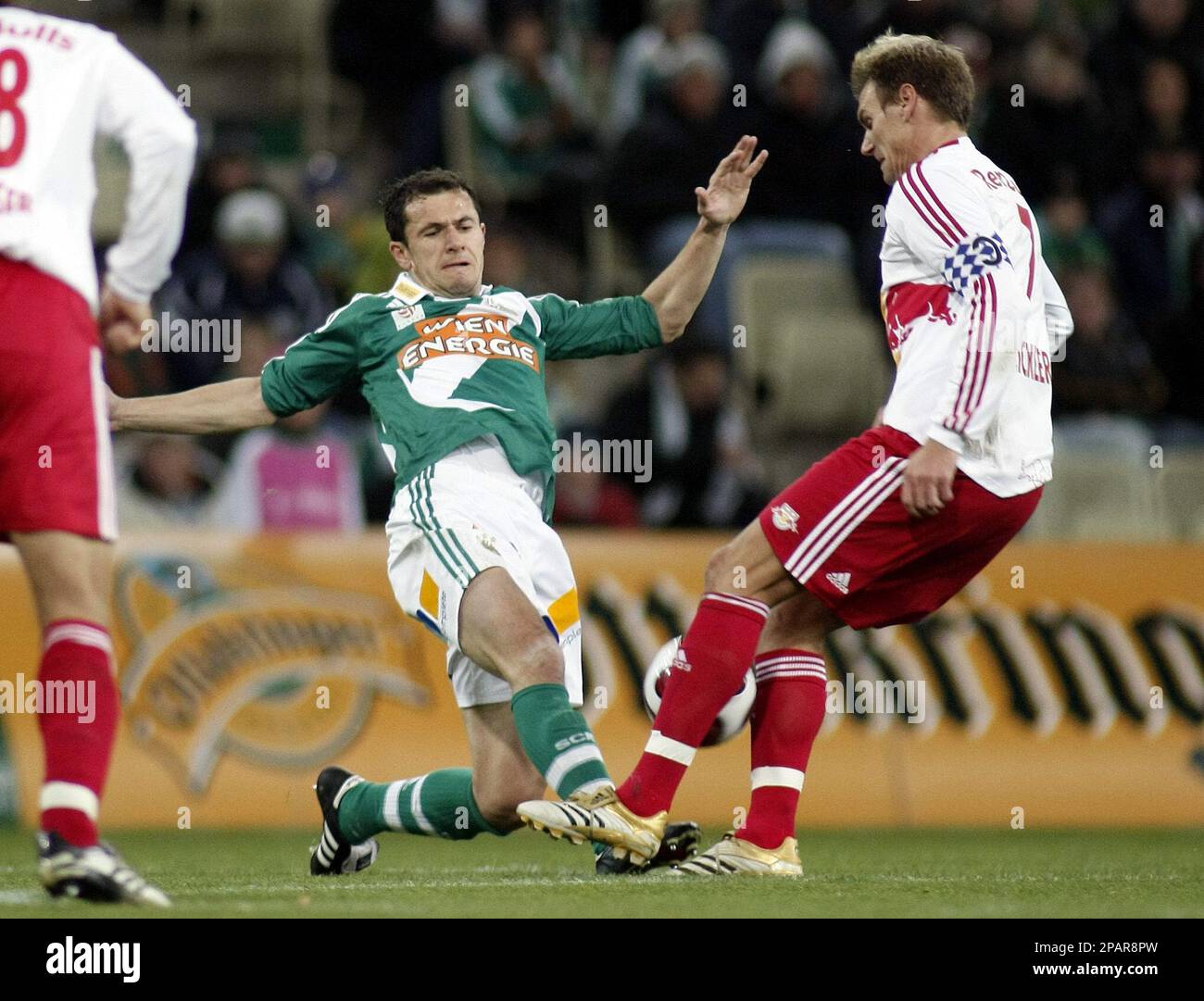 Rapids Mario Tokic, links kaempft mit Salzburgs Alexander Zickler um ...