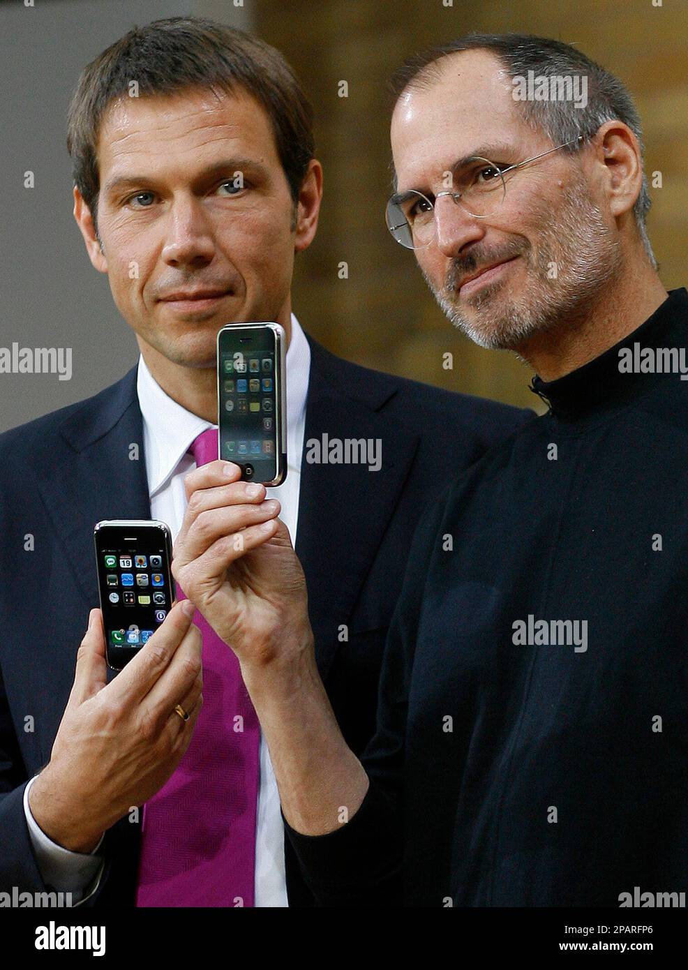 ** ARCHIV ** Der Telekom Vorstandsvorsitzende Rene Obermann, links, und ...