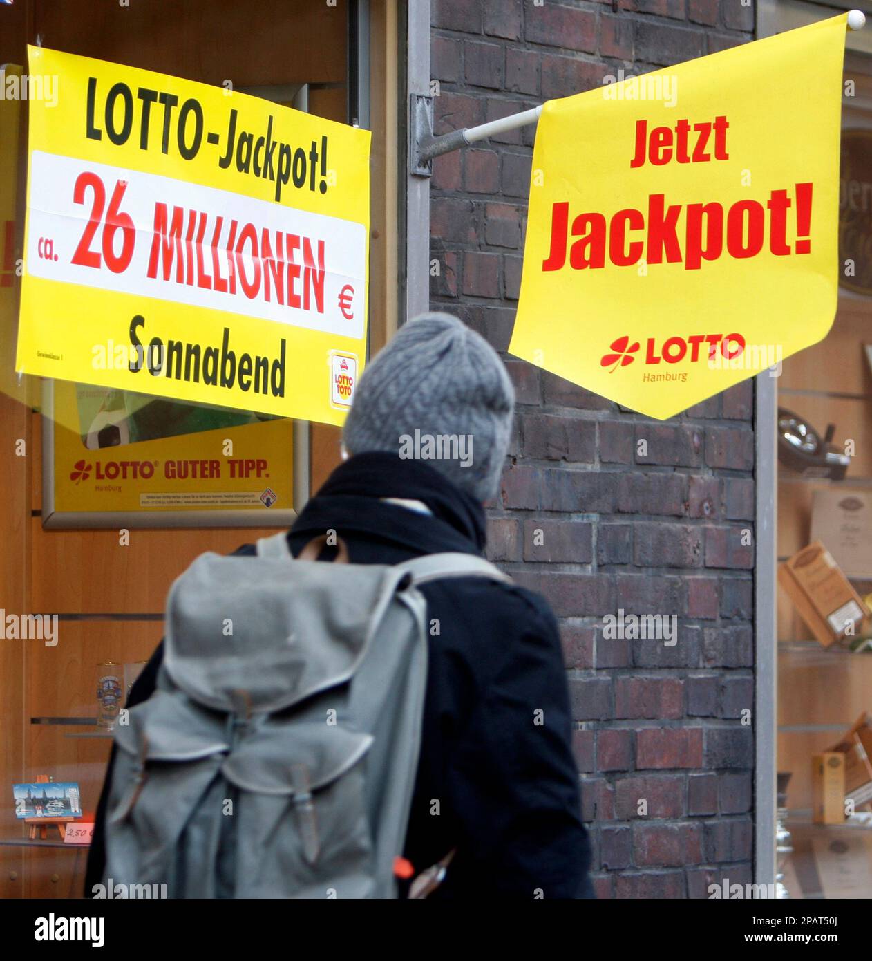Ein Mann laeuft am Freitag, 23. November 2007, an einer Lotto ...