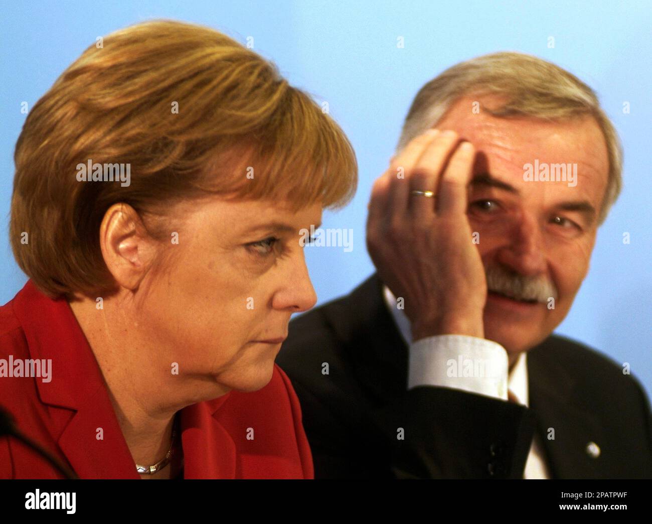 Bundeskanzlerin Angela Merkel, links, spricht am Samstag, 17. Nov. 2007 ...