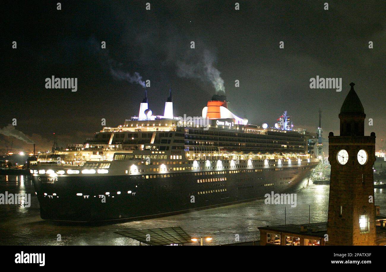 ** ARCHIV ** Die "Queen Mary 2", laeuft am 19. November 2005, frueh ...