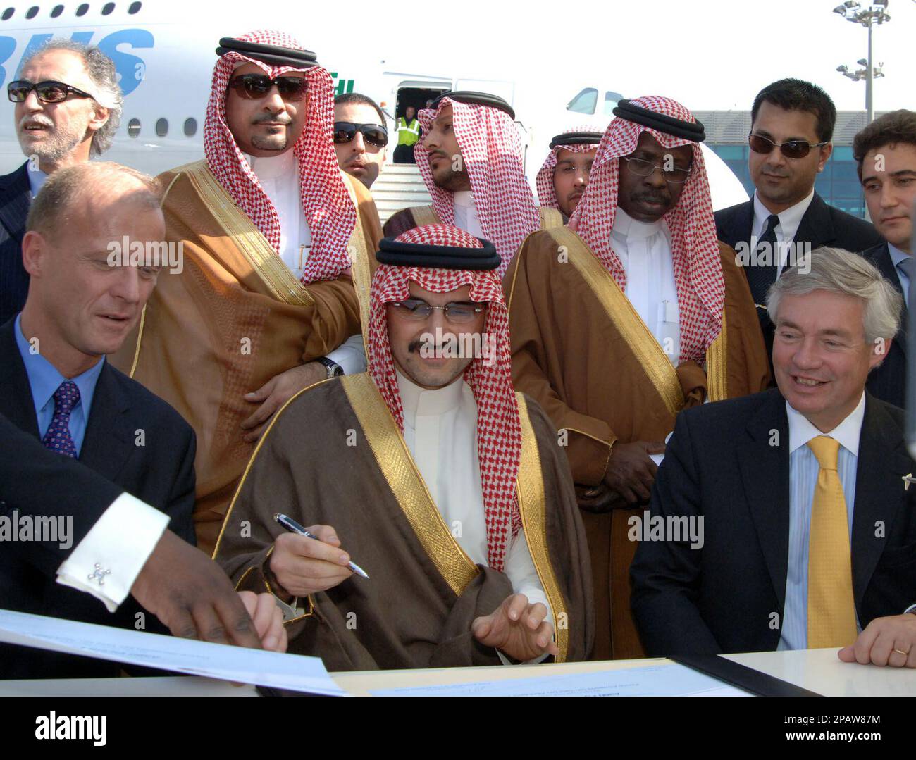 Pricnce Alwaleed bin Talal bin Abdulaziz Alsaud, centre, Chairman of ...