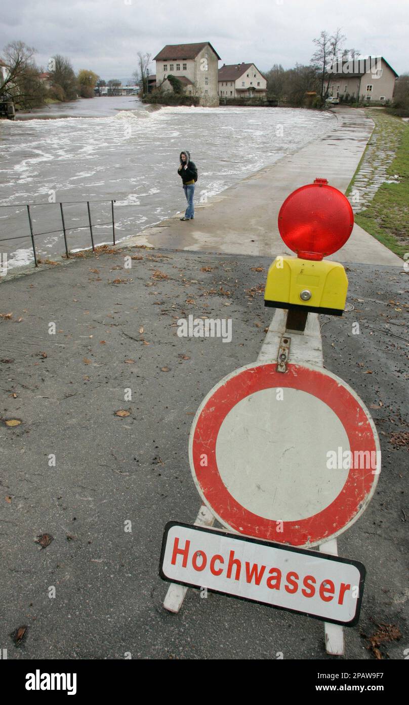 Ein Hochwasser-Warnschild steht am Montag, 12. November 2007, in ...