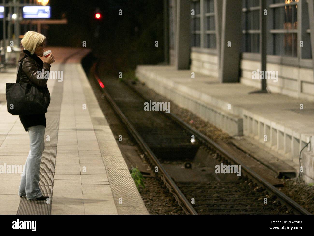 Eine Frau wartet am Donnerstag, 25.Oktober 2007, auf einen Zug im Hauptbahnhof von Kiel. Die ...