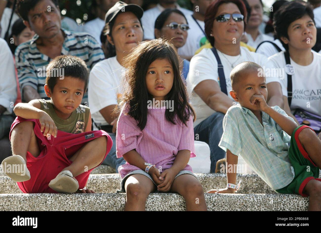 Filipino children join other civilians in a pledge to eradicate poverty ...