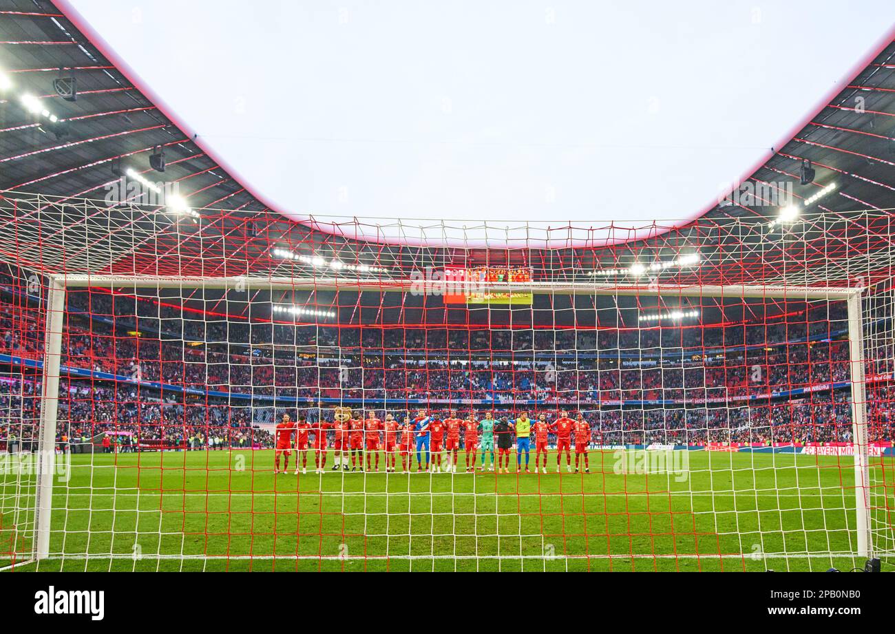 Team FCB feiert mit Fans: Leroy SANE, FCB 10 Jamal MUSIALA, FCB 42 Joao ...