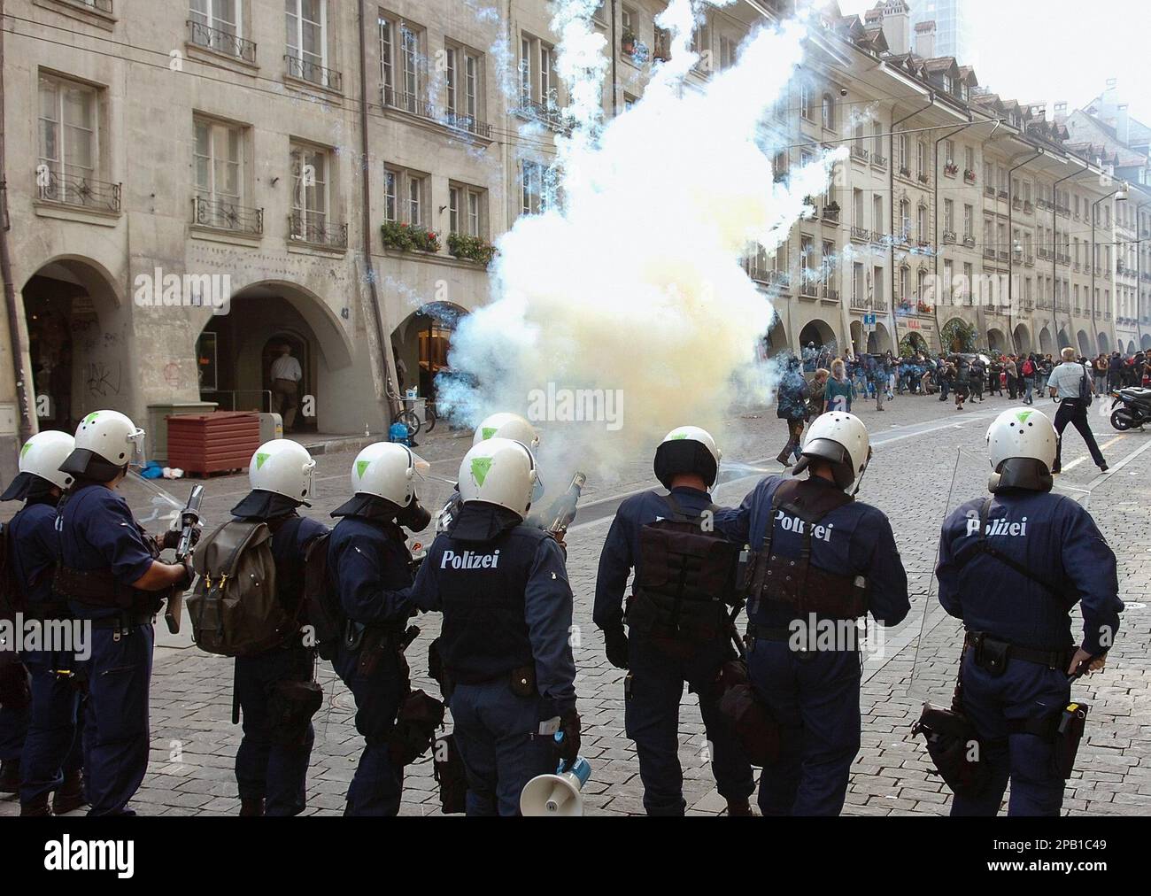 Traenengaseinsatz der Polizei gegen Autonome die eine SVP-Manifestation ...