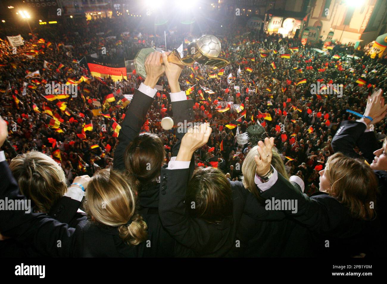 Auf dem Balkon des Frankfurter Roemer feiern die Spielerinnen der ...